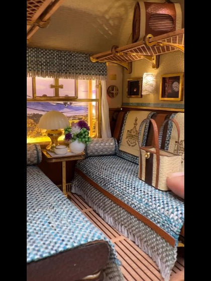 Mô hình 1940s Train Cabin – Book Nook