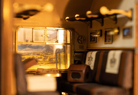 Mô hình 1940s Train Cabin – Book Nook